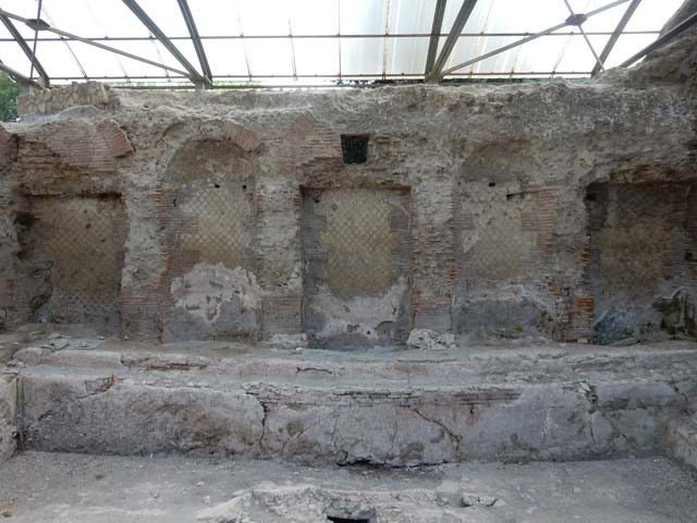 VII.16.a Pompeii. May 2015. Room 2, south-east corner of pool with ...