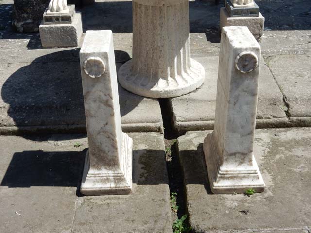 IX.14.4 Pompeii. July 2017. Column on south-east side of impluvium in ...