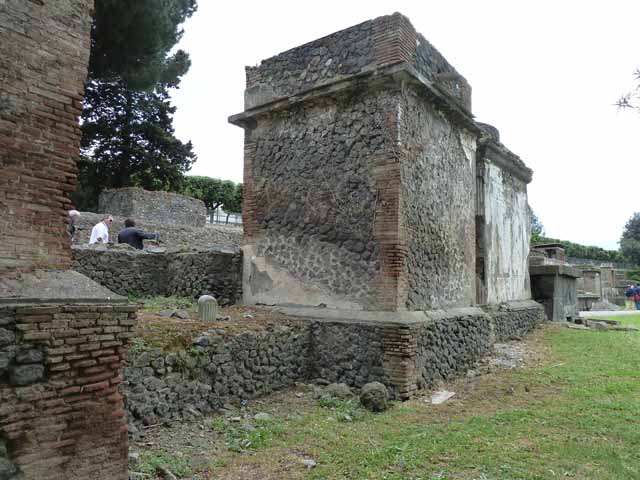 Pompeii Porta Nocera. May 2006. Tomb 8EN, tomb of the Gens Aninia ...