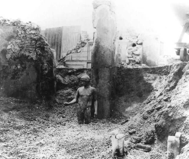 I.7.11 Pompeii. Found 25-26th May 1925, on south side of atrium near ...
