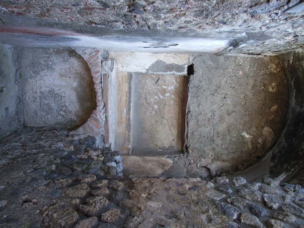 VII.4.31 Pompeii. March 2009. Entrance to room 39, lararium. According ...
